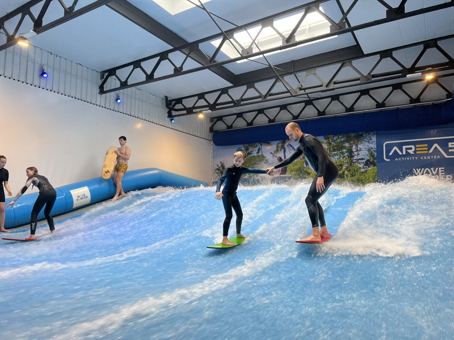 Indoor surfen in Area53| Mortsel • Buitengewoonanders