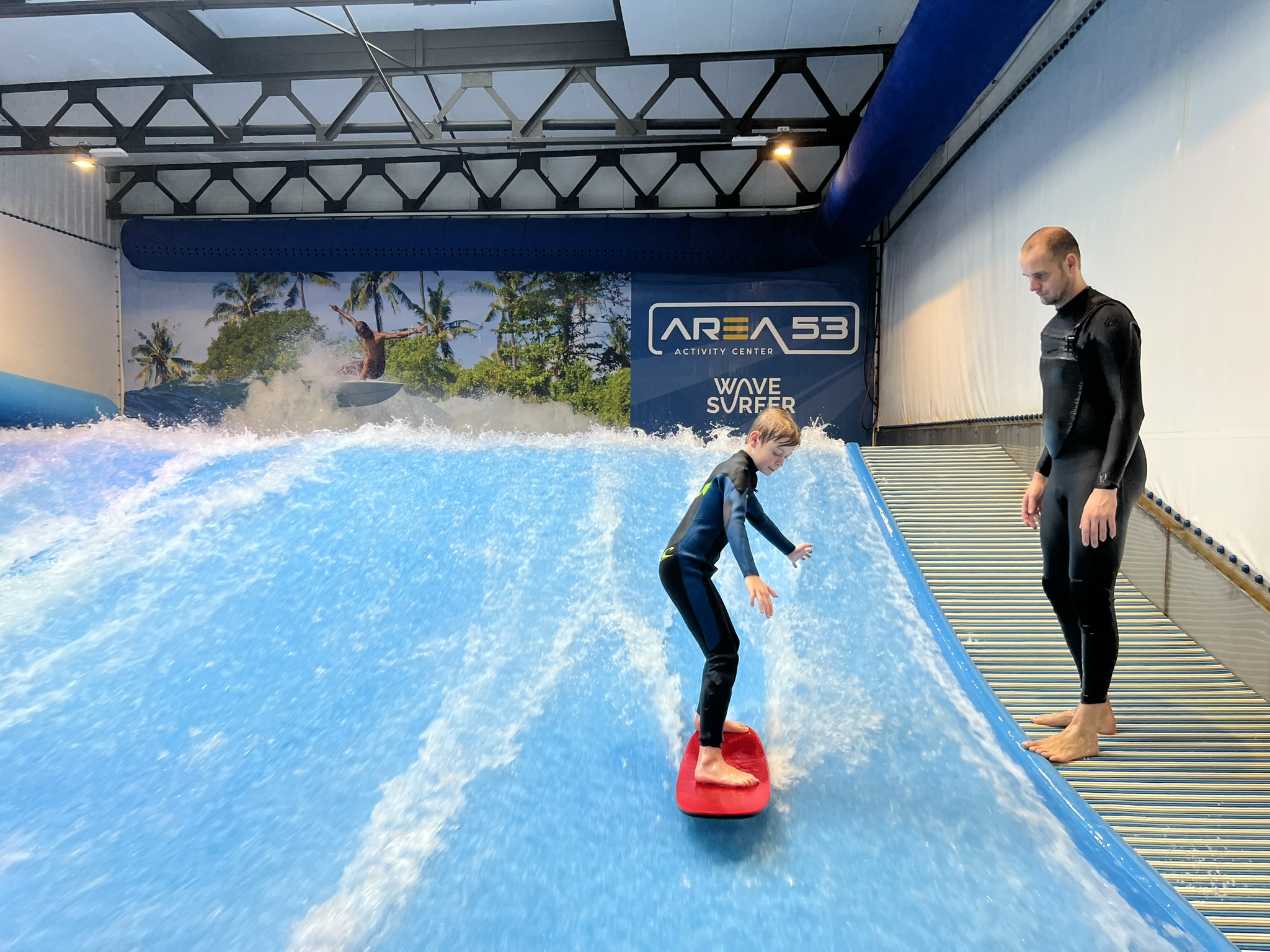 Indoor surfen in Area53| Mortsel • Buitengewoonanders
